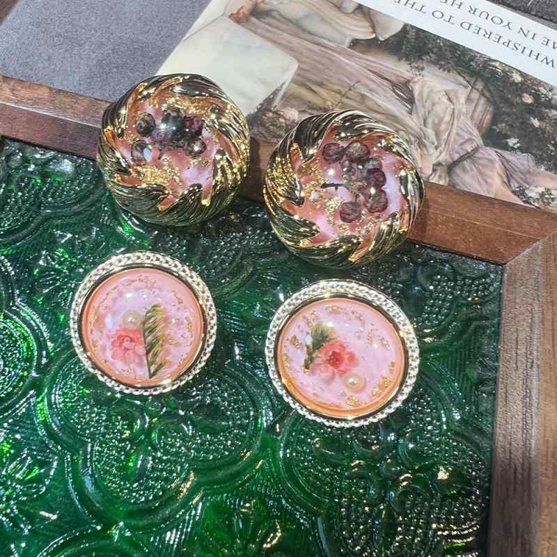 ・製品カテゴリ: 耳飾・スタイル: 法式復古・主な素材: 銅・装飾素材: 貝殻・装飾技法: 镶嵌・流行要素: 星形・対象: 女式・形状: 円形立体、円形