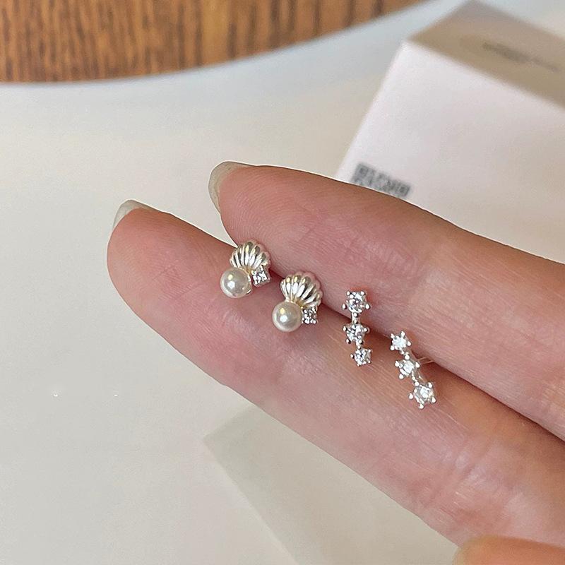 ・カテゴリ: 耳飾・スタイル: インス風、個性風潮・素材: 金属・形状: 幾何型・加工: 電鍍・カラー展開: ベシェルパールイヤリング925銀針メッキ真金、ジルコニアイヤリング925銀針メッキ真金