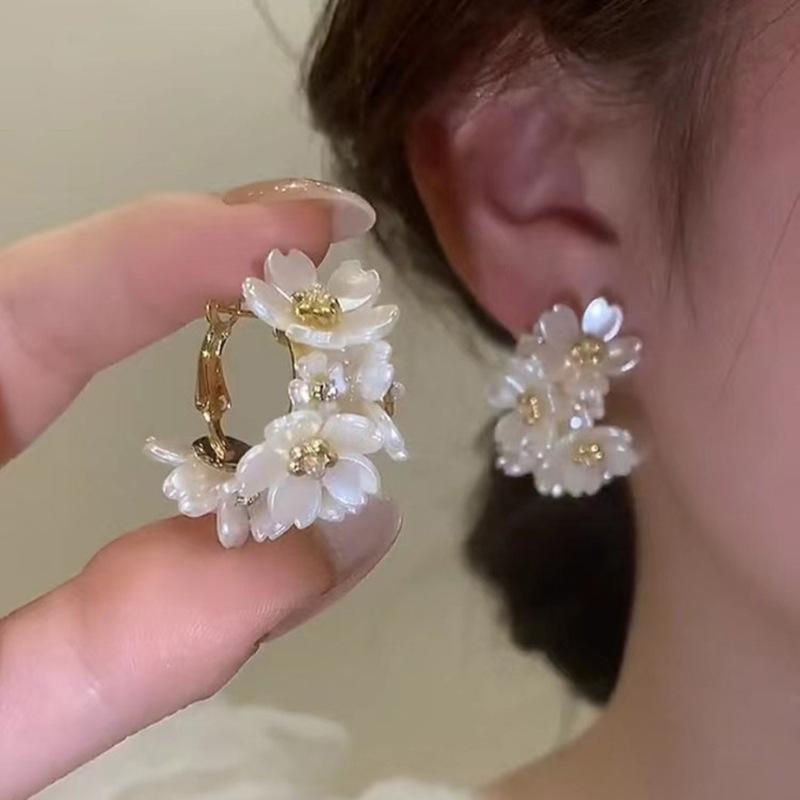 ・スタイル: 韓国風・性別: 女性用・デザイン: 花卉・加工: 電鍍・人気要素: 花卉・カラー: 金色白花