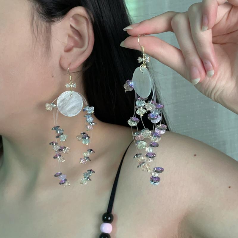 ・商品カテゴリ: 耳飾・スタイル: 軽奢風、ファッショントレンド・主な素材: 人造水晶・形状: ジオメトリック・加工方法: 電鍍・流行要素: タッセル