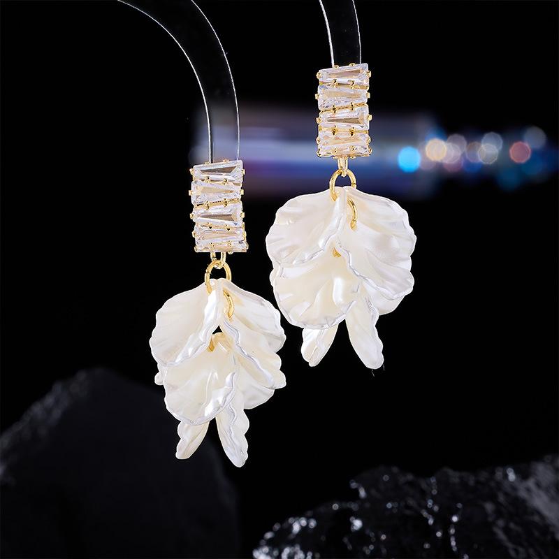 ・形状: 花卉・加工: 電鍍・カラー展開: 金色・流行要素: 花弁・スタイル: 軽奢風・スタイル分類: ファッション通勤・カテゴリ: イヤリング・対象: 女性