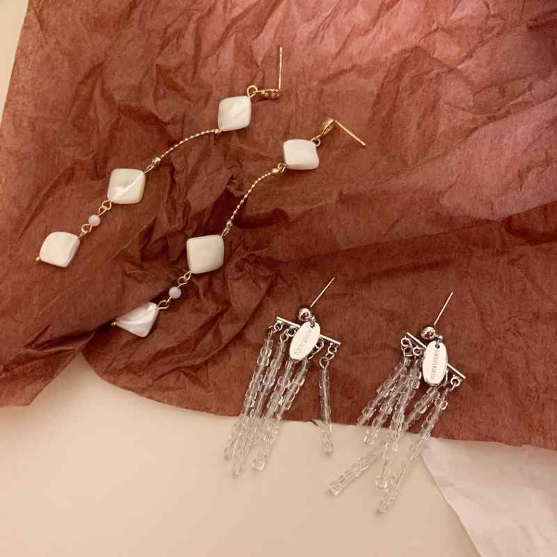 ・形状: 几何型・加工: 電鍍・流行要素: 流蘇、不規則・スタイル: 甜酷風、個性風潮・カテゴリ: 耳飾・対象: 女式・カラー展開: 透明水晶款耳环Y、貝殻珍珠款耳環Y