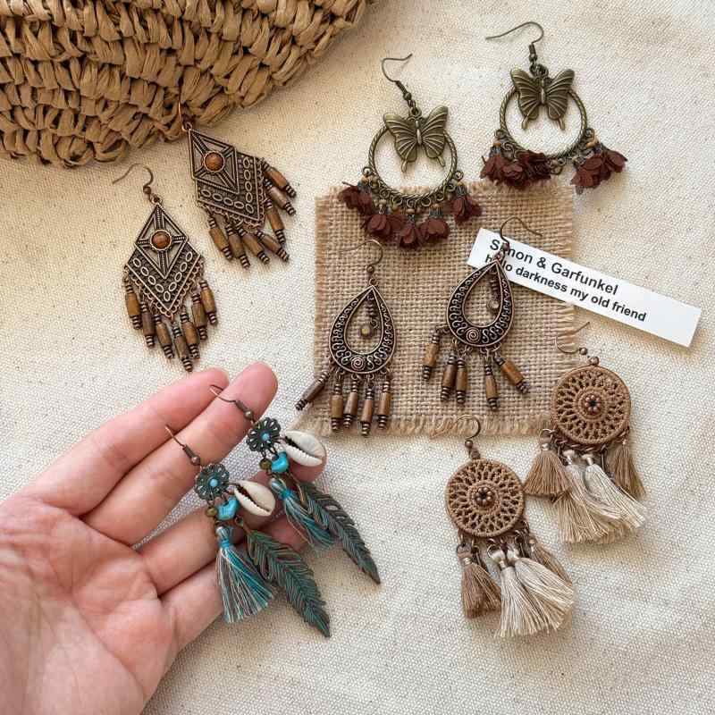 ・カテゴリ: 耳飾・スタイル: 清新甜美・素材: 銅、真金電鍍・カラー展開: 復古菱形流蘇、編織捕夢網流蘇、長葉貝殻流蘇、復古水滴流蘇、復古蝴蝶花圓形