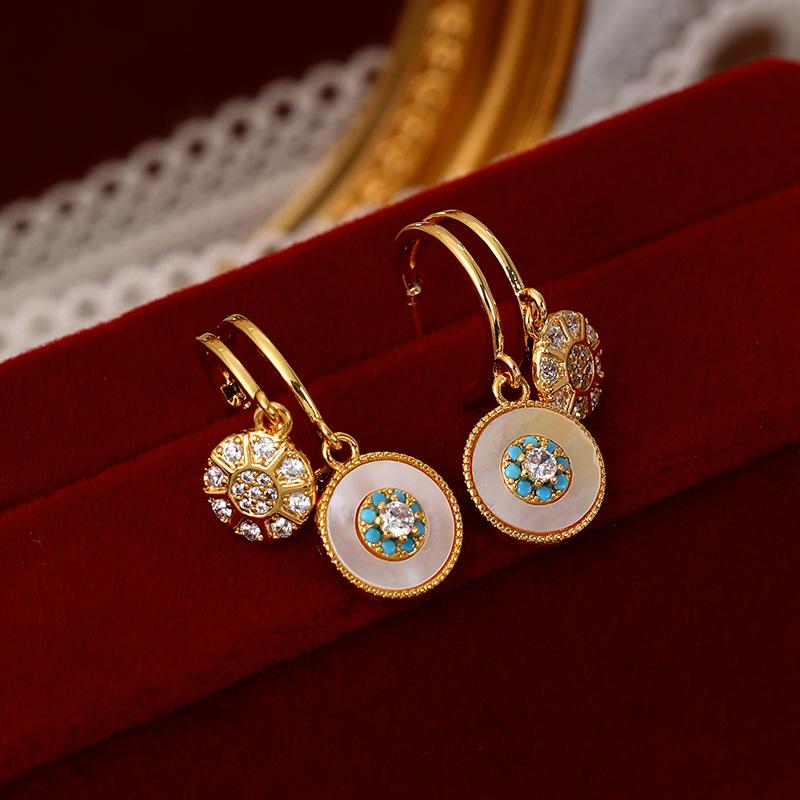 ・カテゴリ: 耳飾・スタイル: 簡約、ファッション通勤・形状: 幾何型・素材: 銅・処理: ジルコン嵌め込み・流行要素: 円形・対象: 女性用