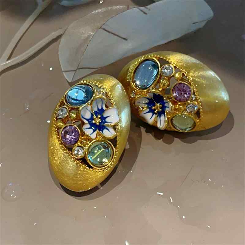 ・カテゴリ: 耳飾・スタイル: 宮廷風、文艺復古・主な素材: 銅、925銀・加工: 宝石镶嵌・デザイン: 花卉、花朵、植物花卉・カラー展開: 銀針--拉絲彩宝花朵・対象: 女式・商品タイプ: 经典款