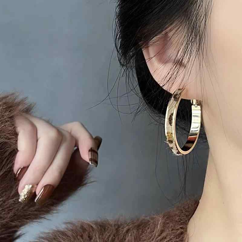 ・素材: 銅・形状: U形・色: 豹紋耳圈・流行要素: 円形・スタイル: 清新甜美・カテゴリ: 耳飾・対象: 女式