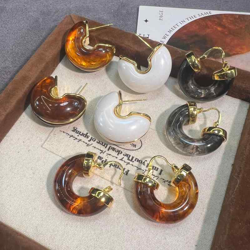 ・素材: 亜鉛合金・加工: 镶嵌・镶嵌素材: 真珠・カラー展開: 白色、咖啡色、灰色、琥珀色・流行要素: 三角形・スタイル: 法式复古・スタイル分類: 文艺复古・製品カテゴリ: 耳飾・対象: 女式・流行要素分類: 几何