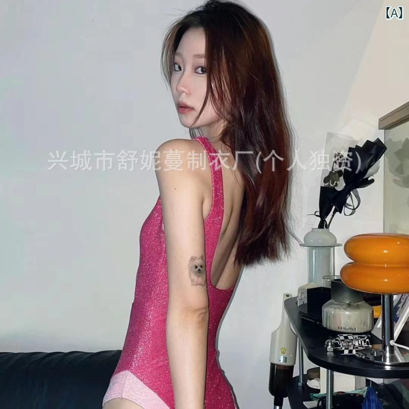 ・カテゴリ: 連体泳衣・スタイル: 高腰、碎花、緊身、露背、高弾性、耐穿、小清新、保守・主な素材: 錦綸85%、氨綸・裏地素材: 涤綸95%、氨綸・グラム重: 230g・袖丈: 無袖・柄: 純色・カラー展開: 赤・サイズ展開: M、L、XL...