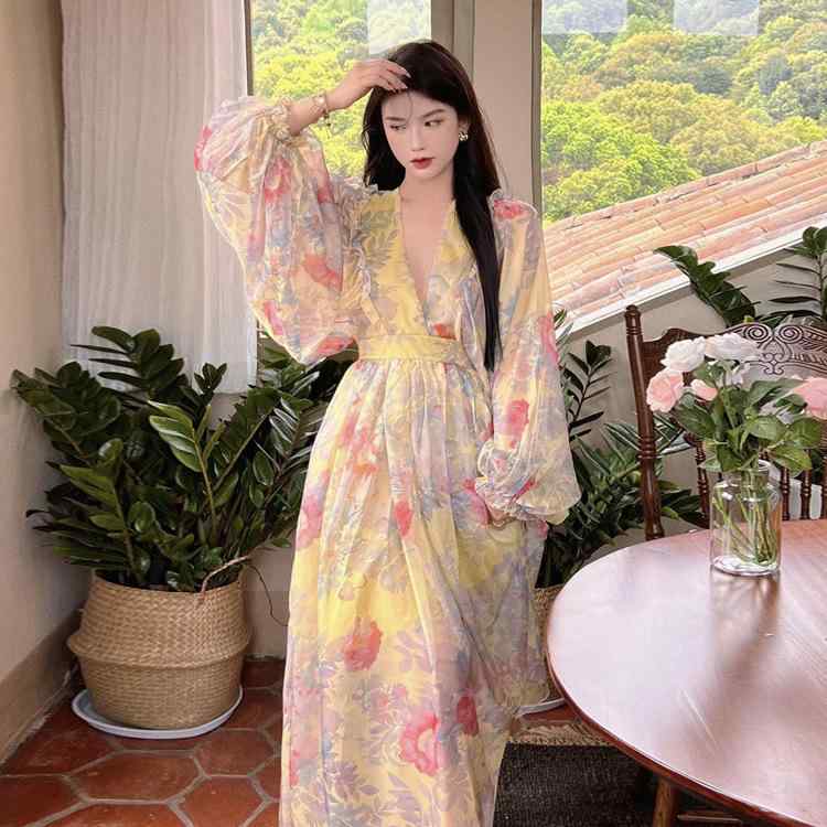 ・カテゴリ: 連衣裙・スタイル: 通勤風・柄: 印花・スカート丈: 長丈・スカート型: 大摆型・ネックライン: Vネック・袖型: 灯笼袖・袖丈: 長袖・ウエスト型: 高腰・カラー展開: 花色・サイズ展開: S,M,L