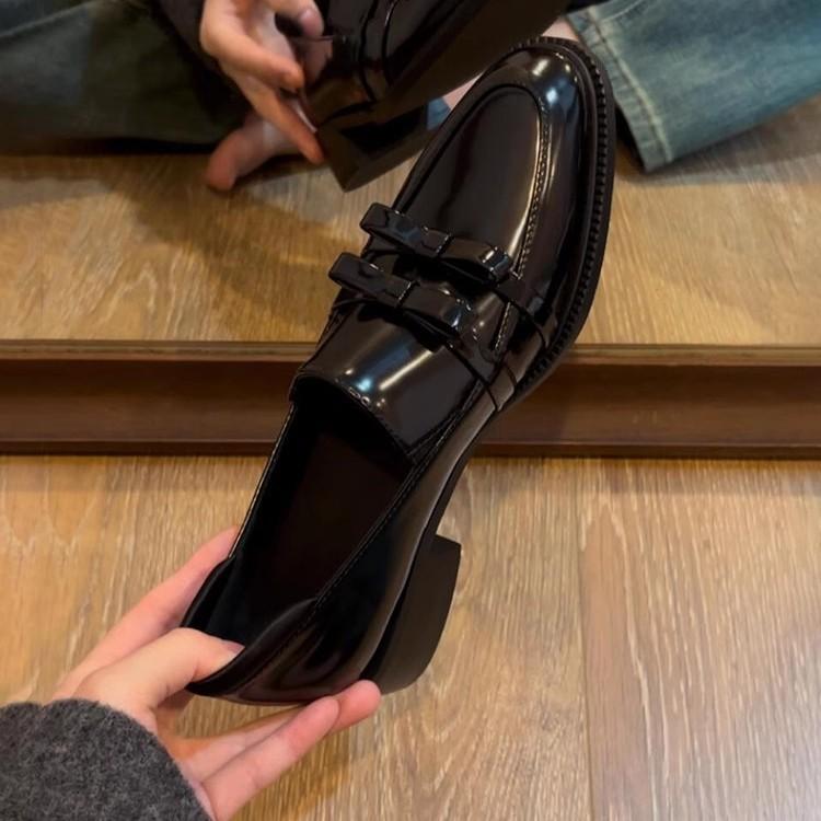 ・カテゴリ: 小皮鞋・スタイル: 通勤・主な素材: 漆皮・パターン: 無地・カラー展開: ブラック、赤、白・サイズ展開: 35、36、37、38、39、40・靴底素材: ゴム・内側素材: 羊皮・靴の形状: ラウンドトゥ・ヒール形状: 厚底・...