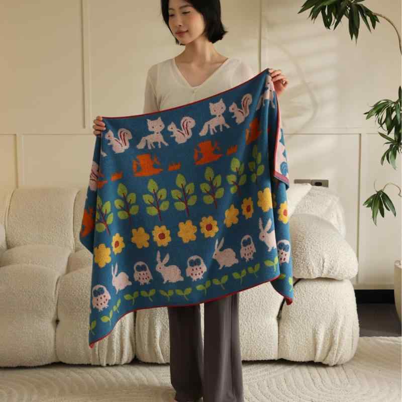 ・主な素材: 長絨綿・織り方: 平織・生地厚: 120g以上140g未満・カラー展開: 動物の森ブルー、動物の森ベージュ・サイズ展開: スカーフ35×34cm、フェイスタオル35×75cm、バスタオル70×140cm