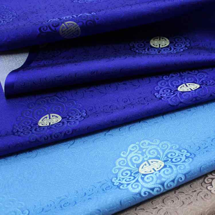 ・素材: ポリエステル100%・糸番手: 80・密度: 70・重量: 約180g/平方メートル・幅: 約75cm・染色加工: 染色・柄: 提花・スタイル: 中国風・カラー展開: 浅藍、宝藍、肉粉・用途: ベッド用品、装飾布、クッション、抱き...