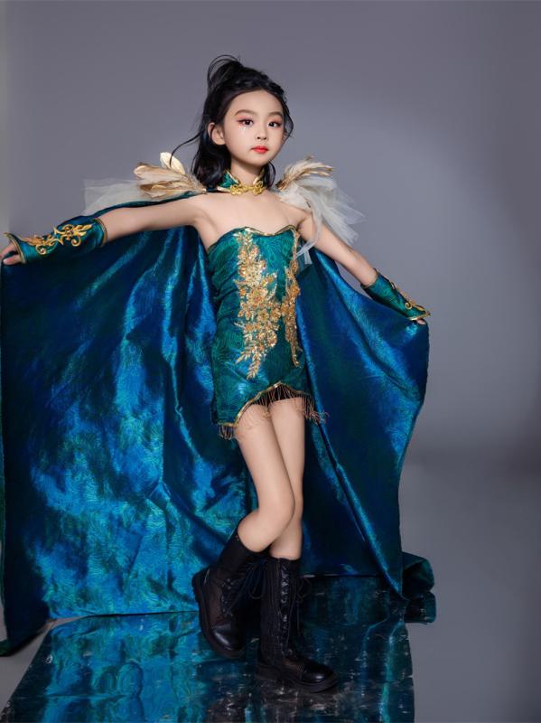 ・対象: 女・主な素材: ポリエステル100%・カラー展開: 孔雀緑藍セット（スカート+ケープ）, 孔雀緑藍セット（スカート+ケープ）+袖セット・サイズ展開: 110, 120, 130, 140, 150, 160・対象年齢: 3〜8歳・...