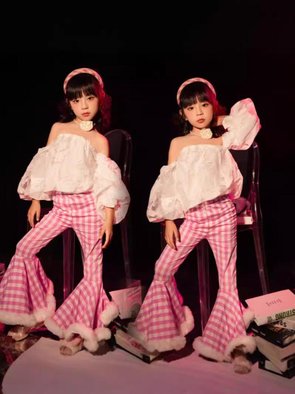 ・カテゴリ: 童表演服/ダンス服・対象性別: 女・主な素材: 綿100%・カラー展開: 白漏肩上衣+粉格子喇叭裤、白漏肩上衣+粉格子喇叭裤+发饰、白漏肩上衣+粉格子喇叭裤+发饰+花朵项链、单独粉格子喇叭裤、单独白漏肩上衣・対象身長: 110...
