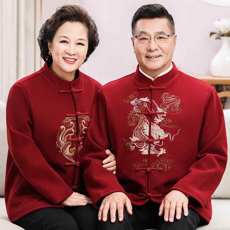 ・カテゴリ: 唐装・スタイル: 中国風・主な素材: 羊毛・適用シーン: 宴会・詳細: 多口袋・加工: 刺绣/绣花・カラー展開: 酒紅、藏青・サイズ展開: 170、175、180、185、190、195