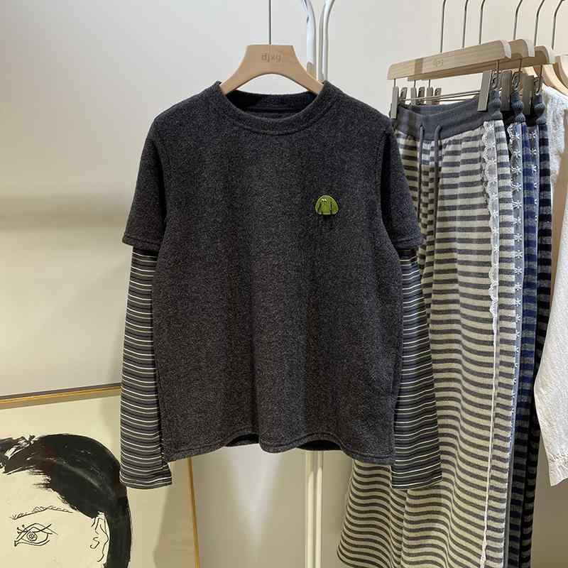 ・カテゴリ: Tシャツ・柄: 条紋・袖丈: 長袖・衣長: 普通款・ネックライン: クルーネック・袖型: 常规・流行元素: 拼接・カラー展開: 黒灰色・サイズ展開: M,L