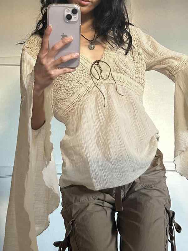 ・カテゴリ: Tシャツ・スタイル: 気質通勤、優雅・主な素材: 綿95%以上・袖型: ラッパ袖・袖丈: 長袖・ネックライン: Vネック・デザイン: イレギュラータイプ、フリル、ステッチ・柄: 無地・カラー展開: ベージュ・サイズ展開: S、...