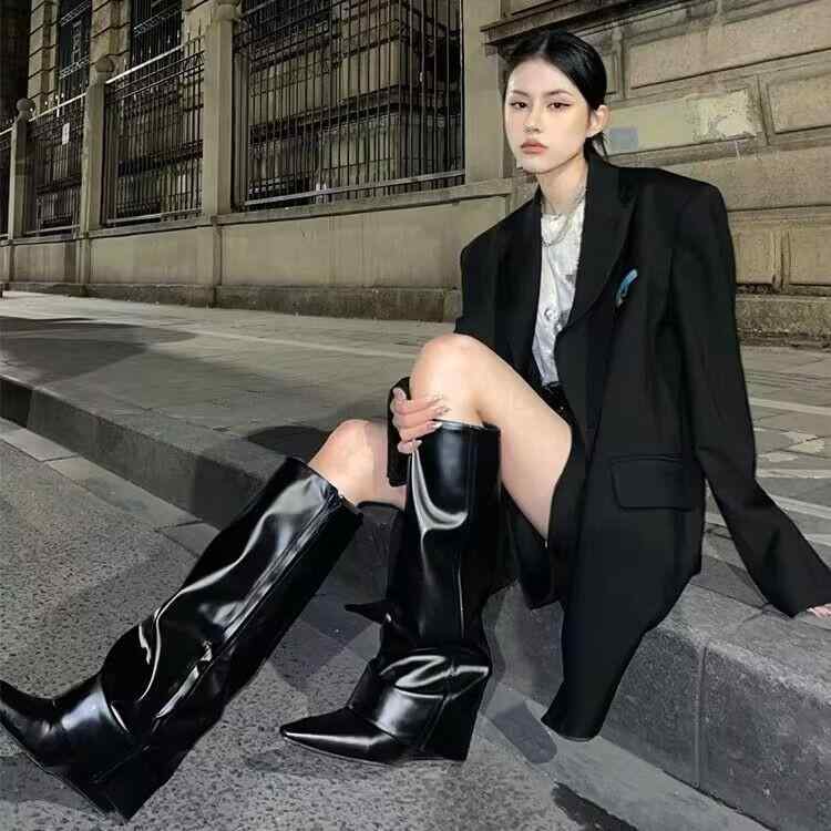 ・カテゴリ: 騎士靴・対象年齢: 成人・対象性別: 女性・スタイル: 欧米・靴型: 騎士靴・筒高: 高筒・カラー展開: 黒漆皮、黒哑皮・サイズ展開: 35、36、37、38、39、40