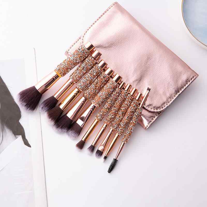 ・カテゴリ: メイクブラシ・セット内容: 10本セット・毛材: 人造繊維・柄材: プラスチック・柄形状: ロングハンドル・対象: 一般向け・カラー: 10本ダイヤモンド付きセット+ブラシポーチ