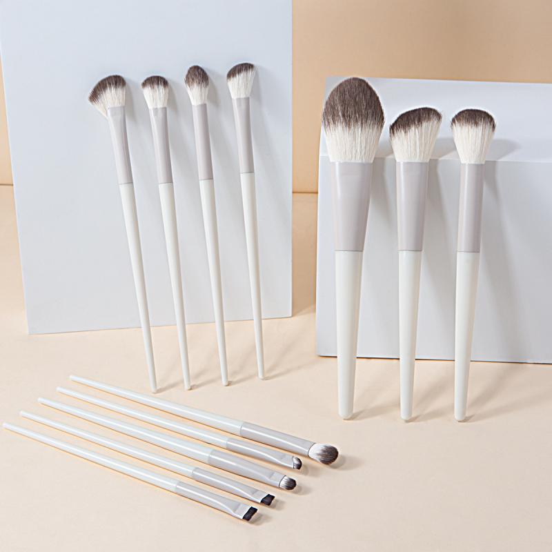 ・カテゴリ: 化粧ポーチ、化粧ブラシ、化粧ブラシセット、高光/ハイライトブラシ・ブラシ毛材質: 人造繊維・ブラシ柄材質: プラスチック・ブラシハンドル仕様: ロングハンドル・毛丈: 1cm・総長: 1cm・パッケージ: セット