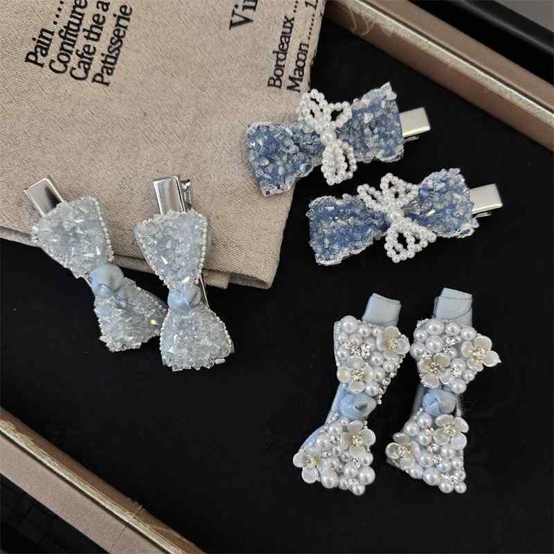 ・カテゴリ: 頭飾・スタイル: ファッション通勤・形状: サイドクリップ・素材: 布・加工: 手作業・装飾: テクスチャ・カラー展開: 水晶、立体花、珍珠蝴蝶結・対象: 女性