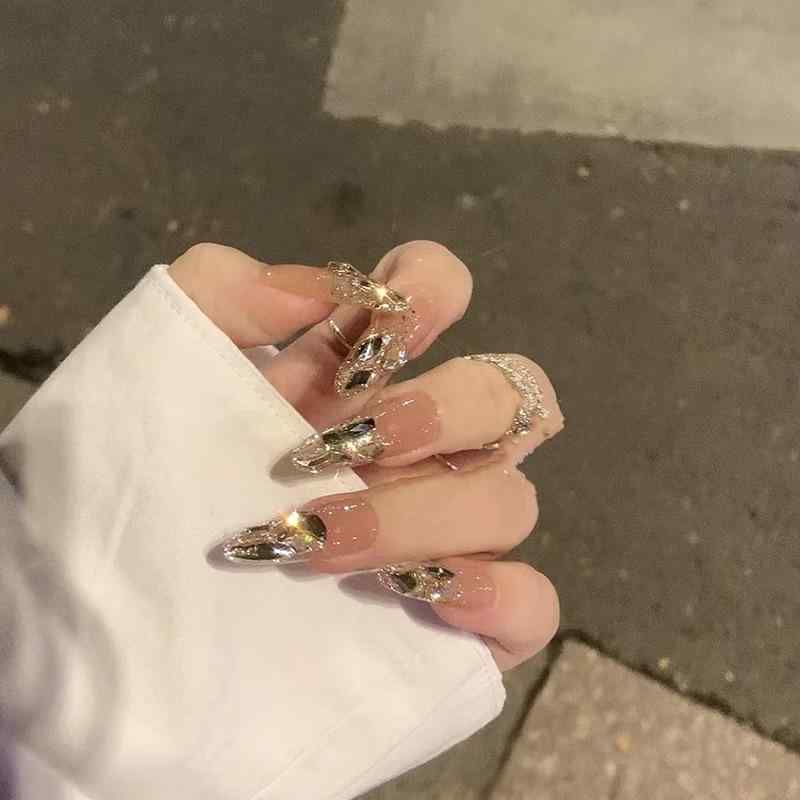 ・スタイル: 甘め、セクシー、派手、クリア、欧米風、甘クール、軽奢風、ins風、純欲風・種類: 中型、アーモンド型、着用式・柄: 星空、浮き彫り・対象: 女性