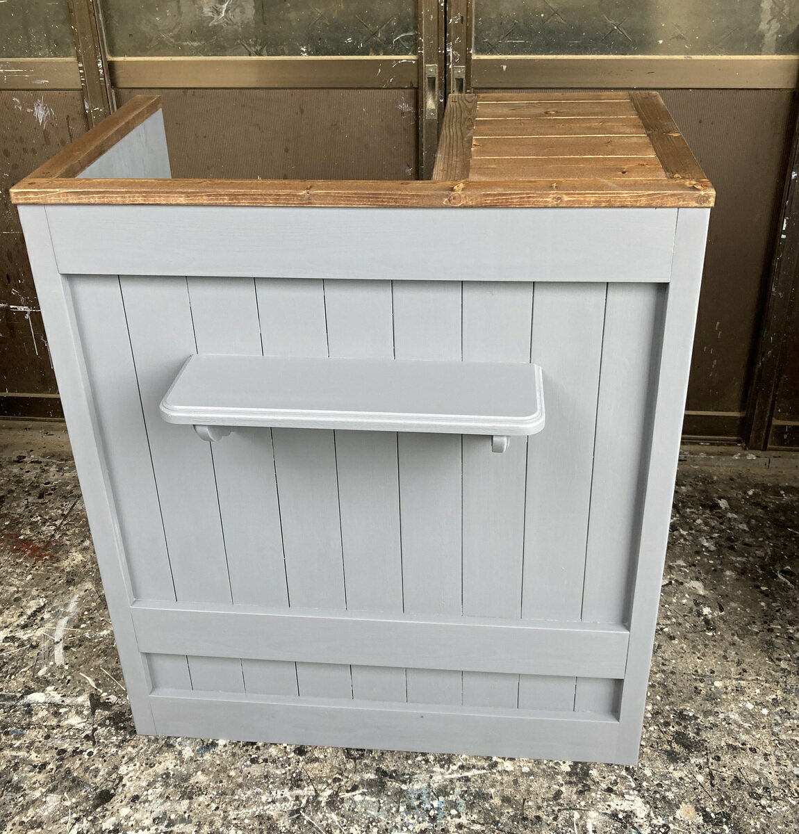 商品情報【シェルフ付き】レジ凹みカウンターテーブル 外寸高さ 約920mm横巾 約800mm奥行き 約450mm■上段棚レジ用凹み部分の高さ160・幅450（幅；変更可能です。） 下段の棚高（棚高330）多少の誤差はご了承下さい。±5m■無...