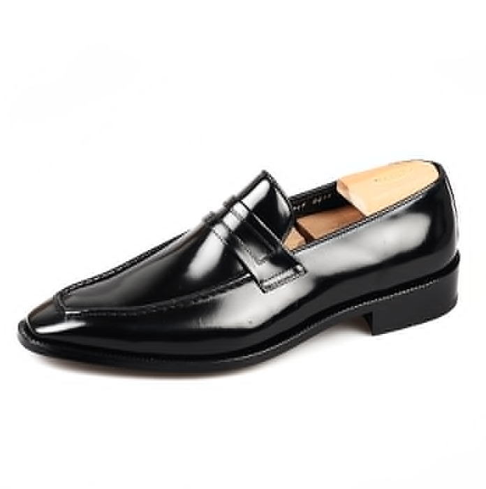 上質な革を使用し、ワンランク上の足元を演出!!1つ1つ丁寧に仕上げる職人手製靴となっております。お届けまでに3週間程度お時間を頂いております 【カラー】ブラック 【サイズ】24cm/24.5cm/25cm/25.5cm/26cm/26.5c...