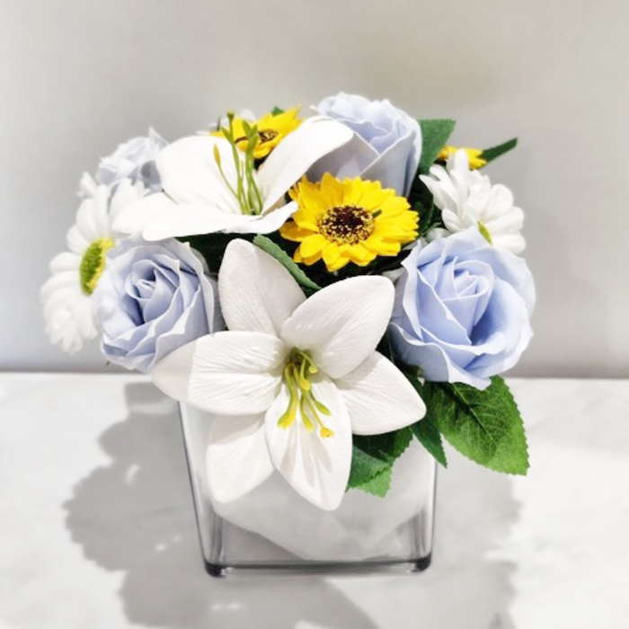 【カラー】ブルー系 【素材】石鹸花　造花 約　15本タイプです。 ★写真はイメージです。季節により内容（リボン、かご　ラッピングなど）が異なる場合がございます。予めご了承お願い致します。 ※注意事項 ・石鹸でできていますが洗濯・洗顔を目的と...