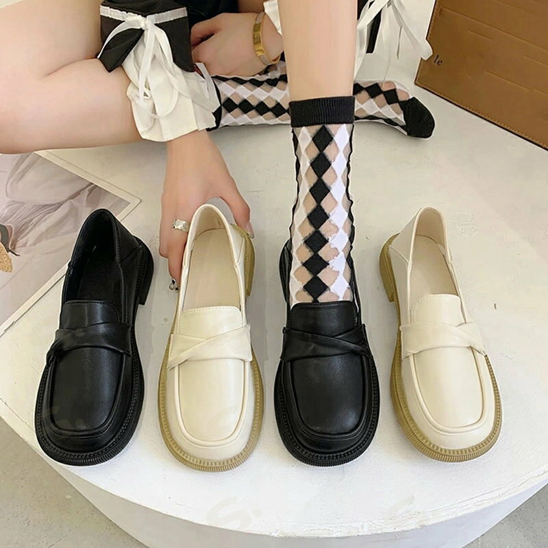 ■商品の特徴韓国歩きやすい 大人女子 学生靴 ラウンドトゥ シューズ レトロ 美脚パンプス 疲れにくい レザー調パンプス黒 通勤通学定番のローファーシューズが今年も登場 履いた瞬間からわかるやわらかな素材なら長時間の立ち仕事や移動でも快適な...
