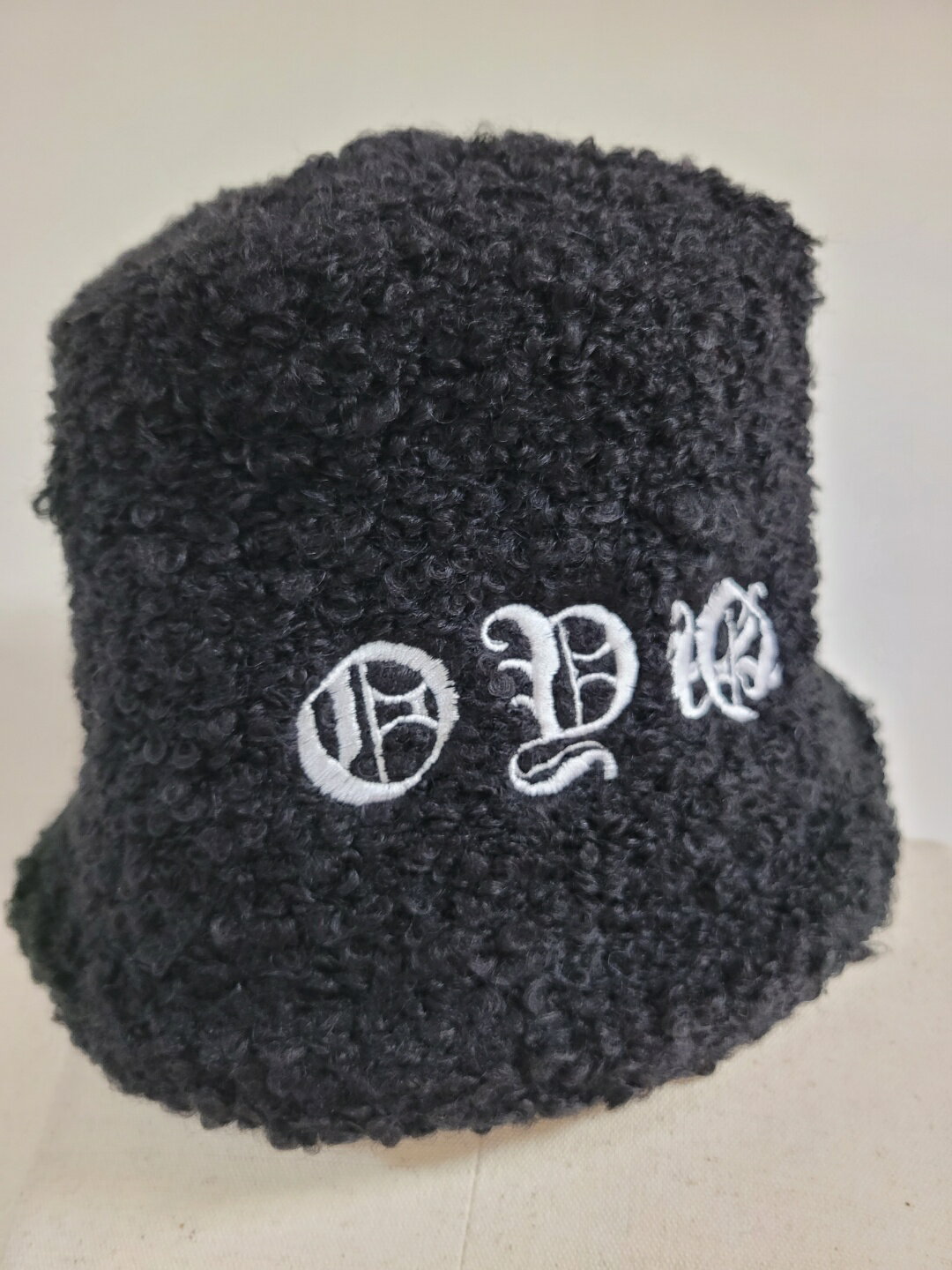 商品情報 モデル DEVIL LOGO BOUCLE BUCKET HAT 色 BLACK, WHITE (カラーは、モニターの仕様や解像度に応じて若干の違いがあることがあります。) 素材 WOOL 70% + ACRYLIC 30% サイ...