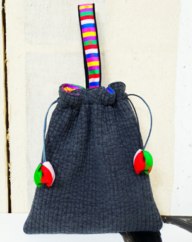 軽くてユニークなファブリックバッグ コットンヌビで作られたカバンです。 着物やワンピースなどによく似合います。 腕にかけて簡単にお持ちできるバッグです。 サイズ 26x29cm / 誤差あり オーダーメイド3～7日 注意事項 ●送料無料/関...