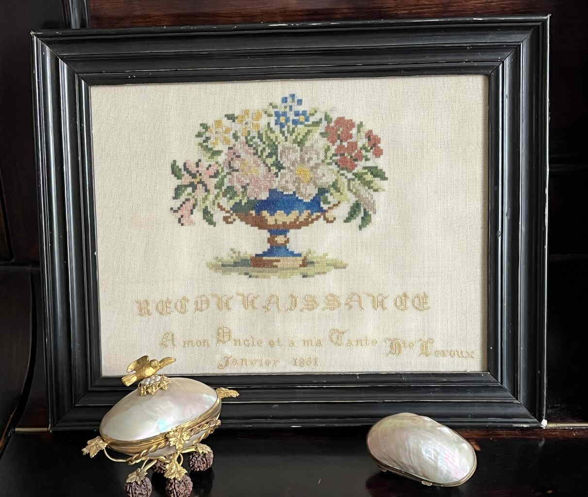 商 品 詳 細 詳細 イザベル・マザブロー・ケルランさんデザインの刺しゅうキットです。フランスの伝統ある刺繍技法を受け継いだ刺繍サンプラーの作品が多く、一部にビーズ刺繍を用いたデザインもあります。キットと総称しておりますが、内容は図案と刺し...