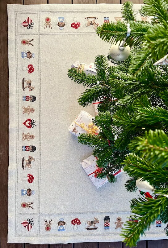 商 品 詳 細 PompStitchからの作品紹介 このクリスマスツリーブランケットで心地よく楽しいクリスマスをお過ごしください。ウール糸を使って粗い生地にクリスマスの刺繍をするのが好きな方に最適な刺繍キットです。このクリスマスツリーブラン...