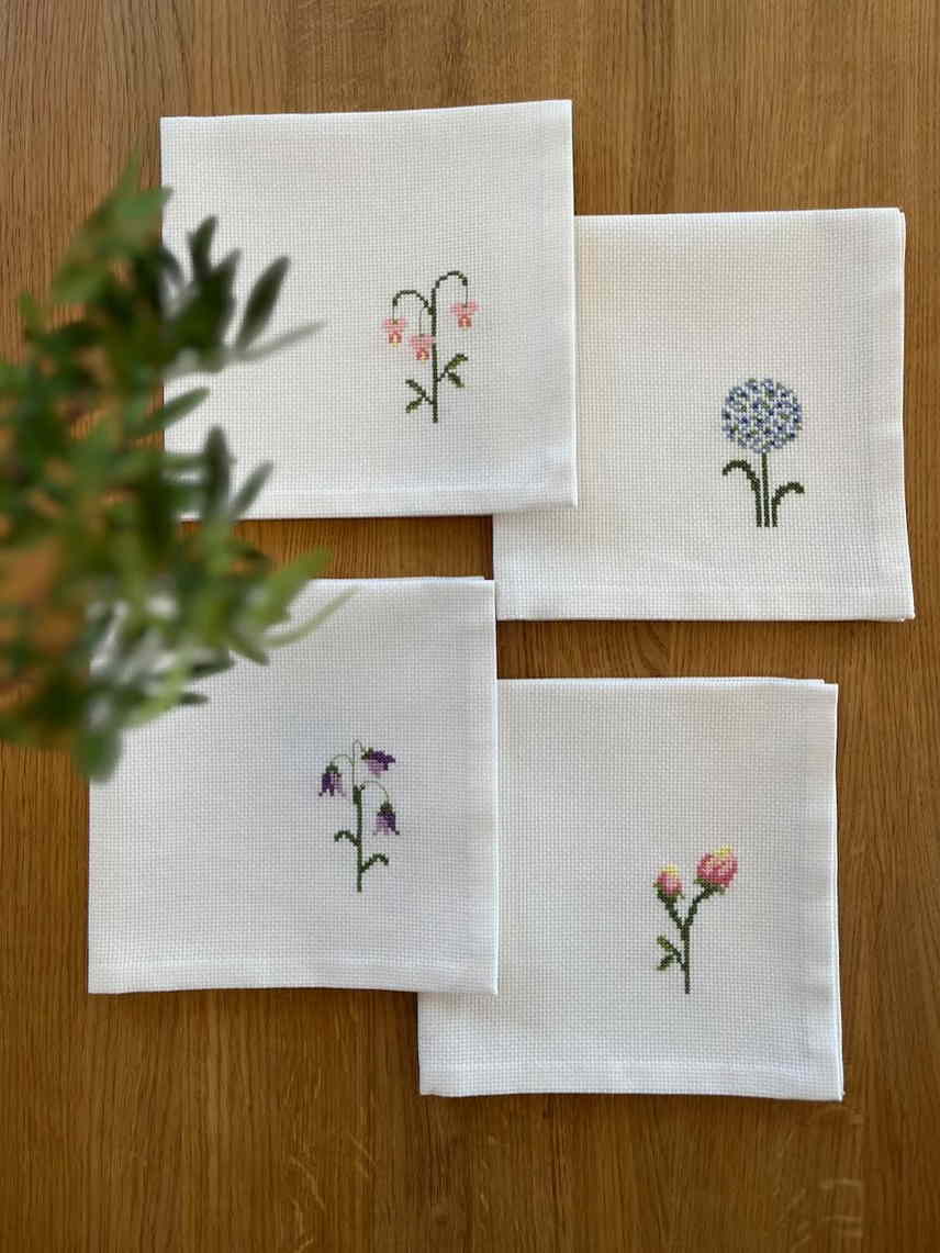 商 品 詳 細 PompStitchからの作品紹介 春のナプキン。40×40cmの刺繍入りナプキン4枚分です。ナプキン1枚につき花1つずつ刺繍してください。まずは手縫いまたはミシンでナプキンを仕立ててから、それぞれのモチーフを刺繍することを...