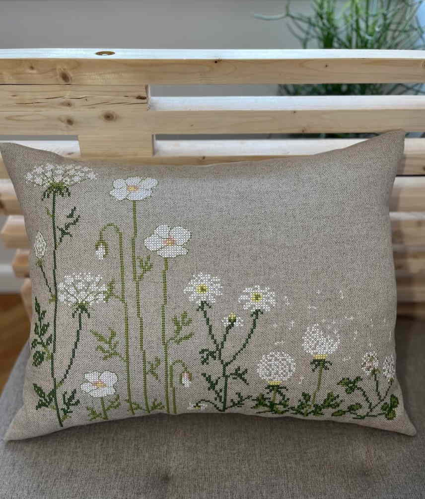 商 品 詳 細 PompStitchからの作品紹介 パッケージには裏地用の生地も含まれています。白い野花をあしらった美しい長方形のクッション。「Wild on Purpose」シリーズのランナーやナプキンと同じエレガントなモチーフです。ここ...