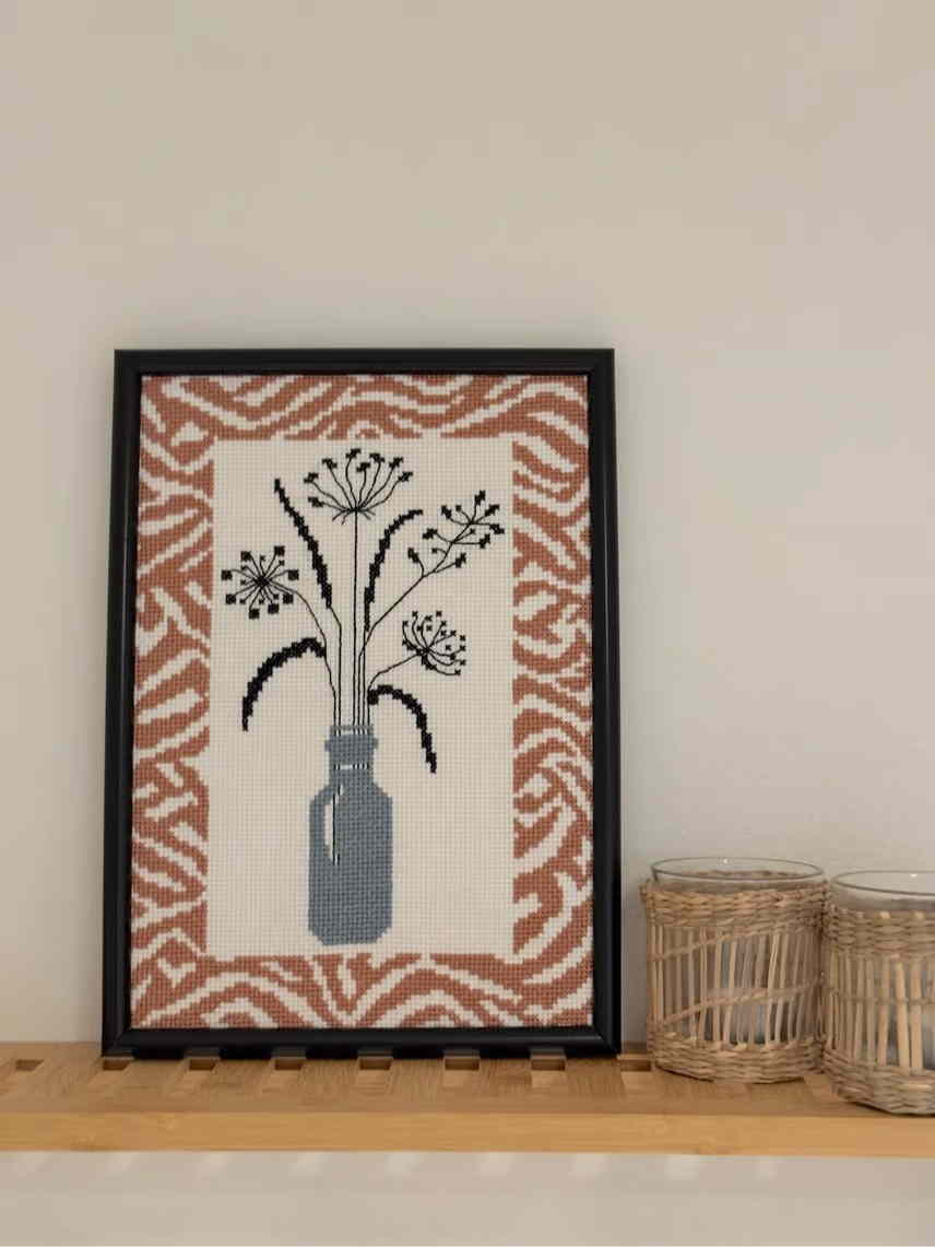 商 品 詳 細 PompStitchからの作品紹介 A4サイズの絵が刺繍できる刺しゅうキットです。飾ったり、吊るしたりできる、モダンで個性的な刺繍。ストライプのフレームと花が描かれたボトルが刺繍されています。シンプルでスタイリッシュ、それで...
