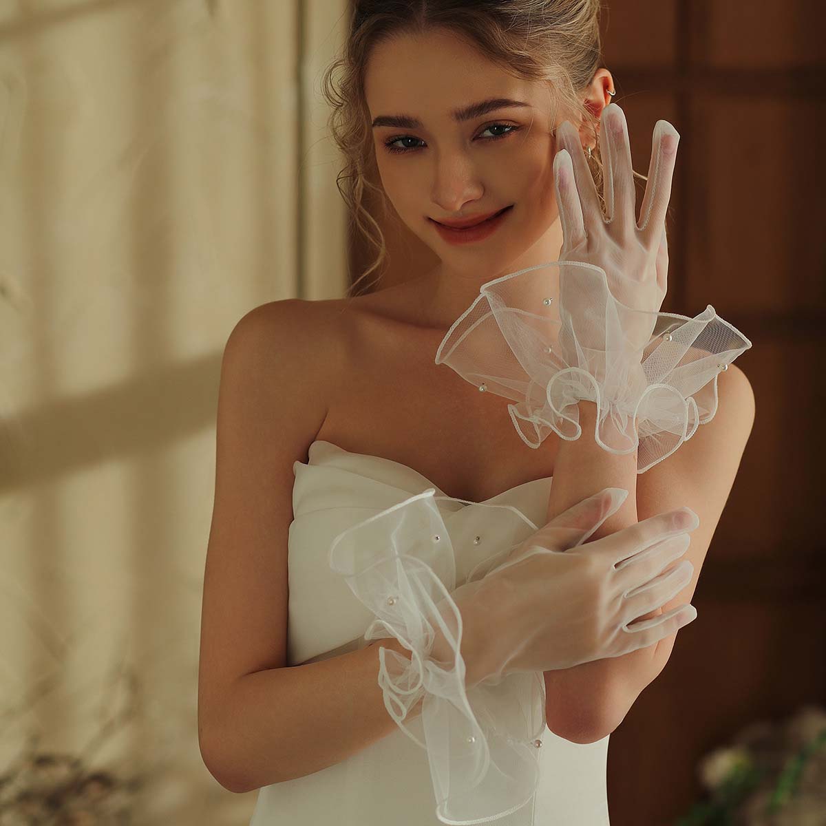 指先まで美しく。運命のドレス姿を完成させる「魔法のアイテム」一生に一度の特別な日。ウェディングドレス姿をより美しく、よりエレガントに引き立てるためには、グローブ選びがとても重要です。当店のウェディンググローブは、花嫁様の手元を優しく包み込み...