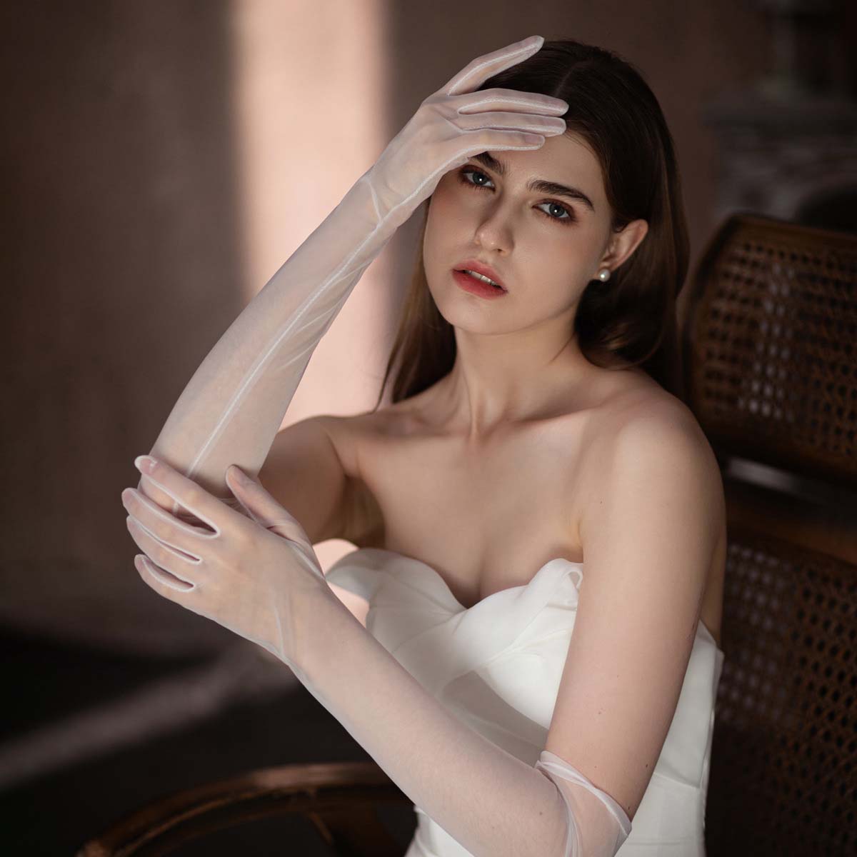 指先まで美しく。運命のドレス姿を完成させる「魔法のアイテム」一生に一度の特別な日。ウェディングドレス姿をより美しく、よりエレガントに引き立てるためには、グローブ選びがとても重要です。当店のウェディンググローブは、花嫁様の手元を優しく包み込み...