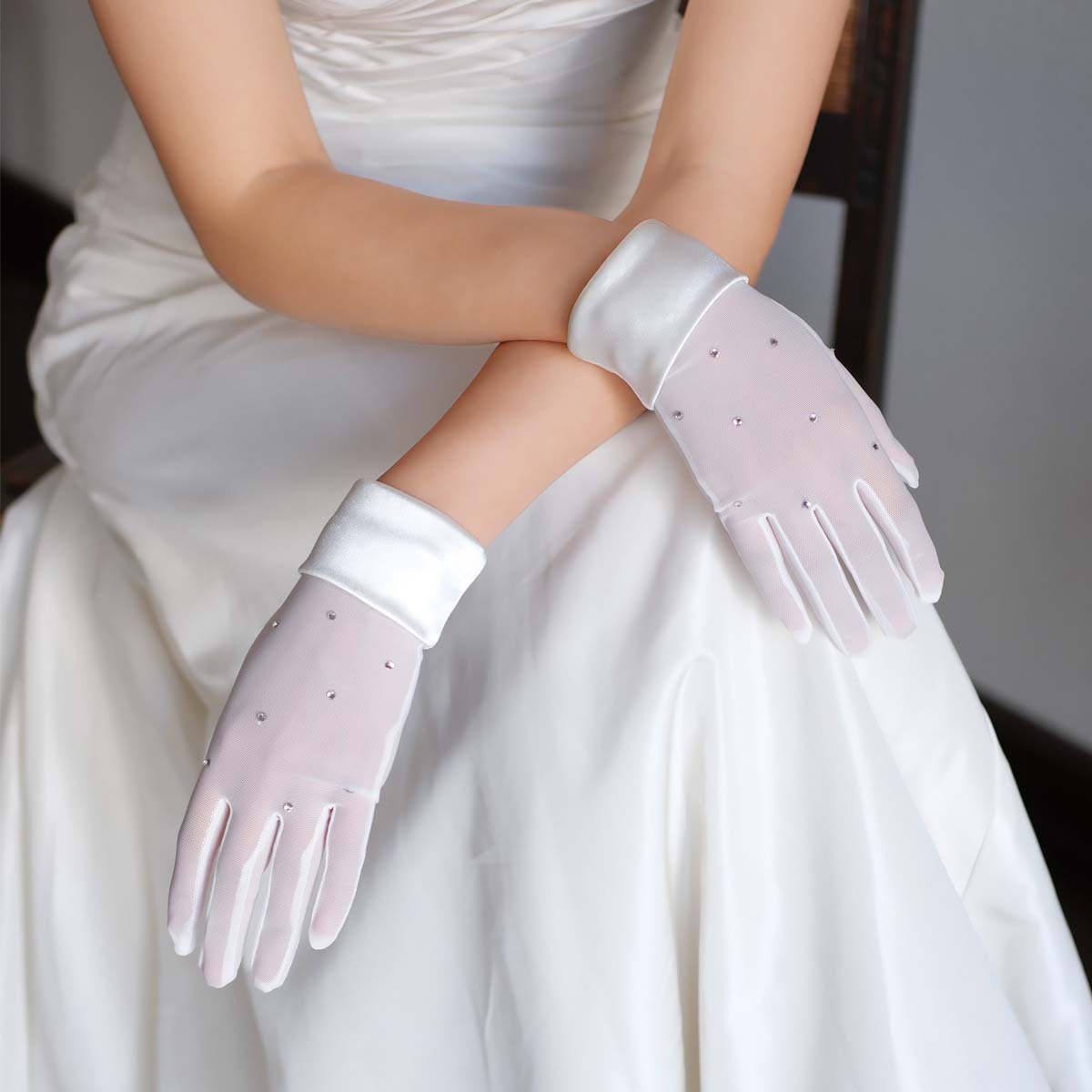 指先まで美しく。運命のドレス姿を完成させる「魔法のアイテム」一生に一度の特別な日。ウェディングドレス姿をより美しく、よりエレガントに引き立てるためには、グローブ選びがとても重要です。当店のウェディンググローブは、花嫁様の手元を優しく包み込み...
