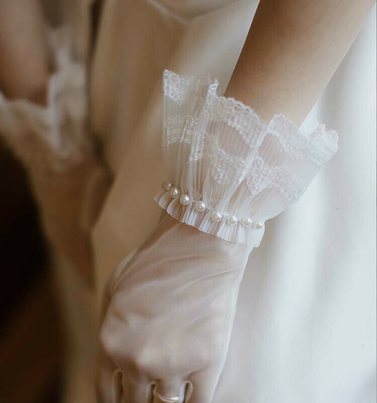 指先まで美しく。運命のドレス姿を完成させる「魔法のアイテム」一生に一度の特別な日。ウェディングドレス姿をより美しく、よりエレガントに引き立てるためには、グローブ選びがとても重要です。当店のウェディンググローブは、花嫁様の手元を優しく包み込み...
