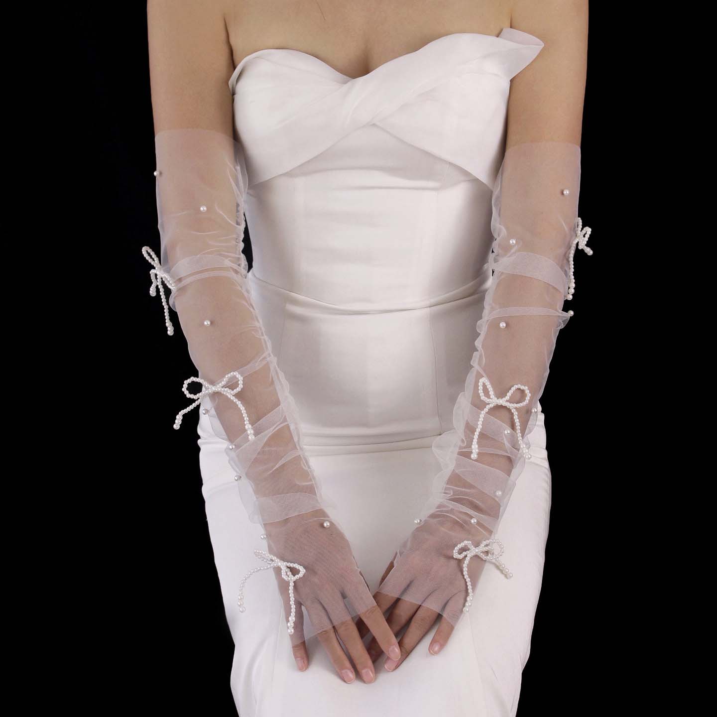 指先まで美しく。運命のドレス姿を完成させる「魔法のアイテム」一生に一度の特別な日。ウェディングドレス姿をより美しく、よりエレガントに引き立てるためには、グローブ選びがとても重要です。当店のウェディンググローブは、花嫁様の手元を優しく包み込み...