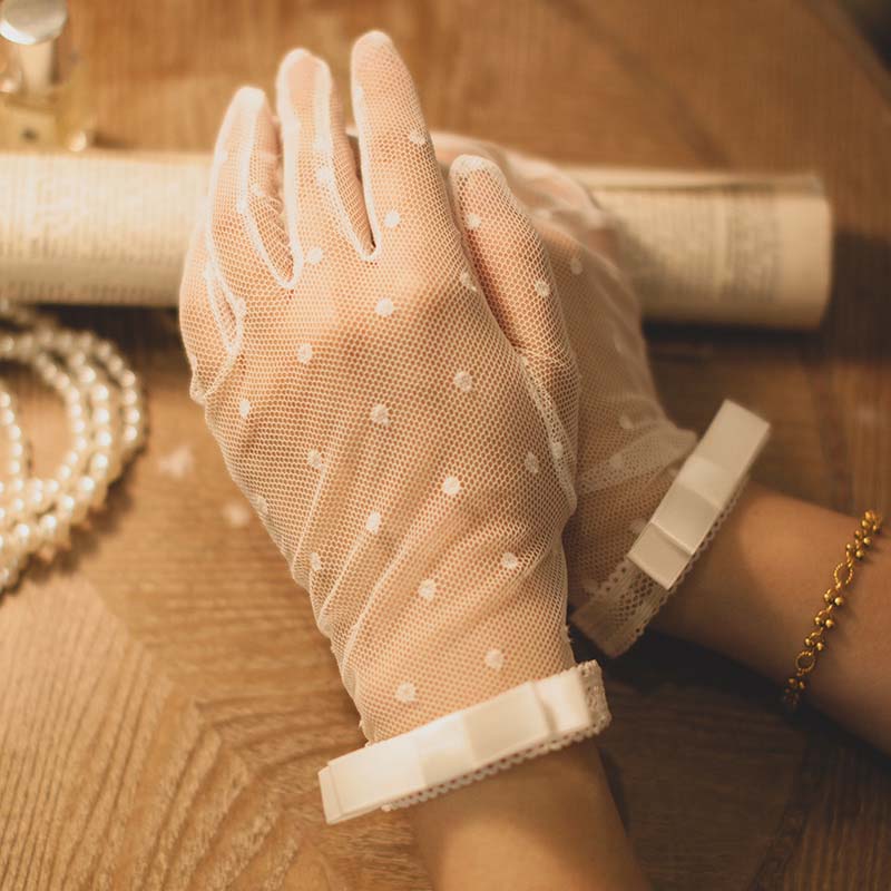 指先まで美しく。運命のドレス姿を完成させる「魔法のアイテム」一生に一度の特別な日。ウェディングドレス姿をより美しく、よりエレガントに引き立てるためには、グローブ選びがとても重要です。当店のウェディンググローブは、花嫁様の手元を優しく包み込み...