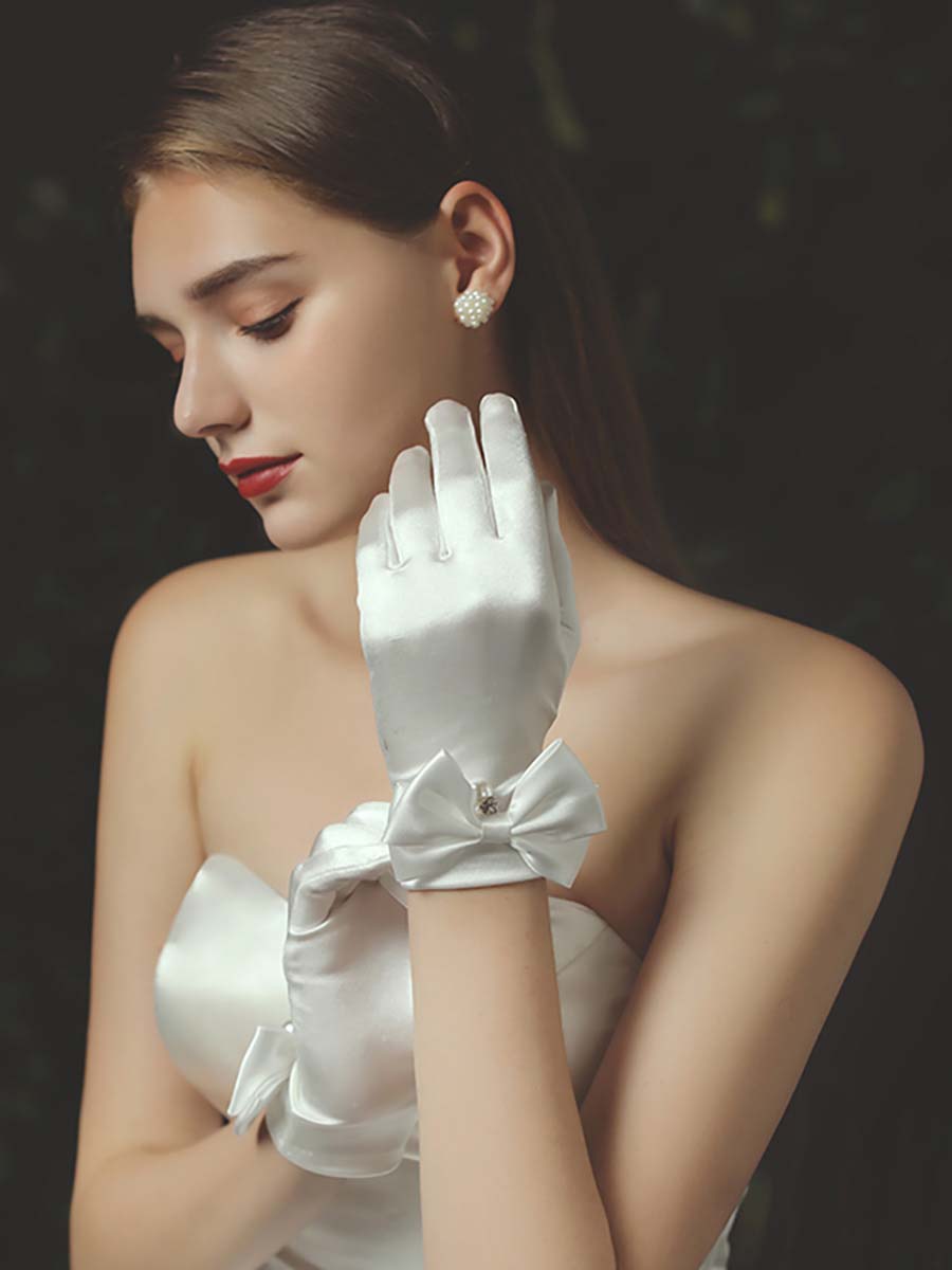 指先まで美しく。運命のドレス姿を完成させる「魔法のアイテム」一生に一度の特別な日。ウェディングドレス姿をより美しく、よりエレガントに引き立てるためには、グローブ選びがとても重要です。当店のウェディンググローブは、花嫁様の手元を優しく包み込み...