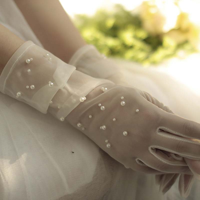 指先まで美しく。運命のドレス姿を完成させる「魔法のアイテム」一生に一度の特別な日。ウェディングドレス姿をより美しく、よりエレガントに引き立てるためには、グローブ選びがとても重要です。当店のウェディンググローブは、花嫁様の手元を優しく包み込み...