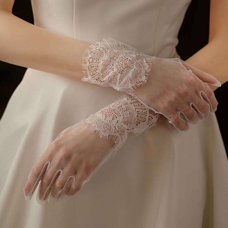 指先まで美しく。運命のドレス姿を完成させる「魔法のアイテム」一生に一度の特別な日。ウェディングドレス姿をより美しく、よりエレガントに引き立てるためには、グローブ選びがとても重要です。当店のウェディンググローブは、花嫁様の手元を優しく包み込み...