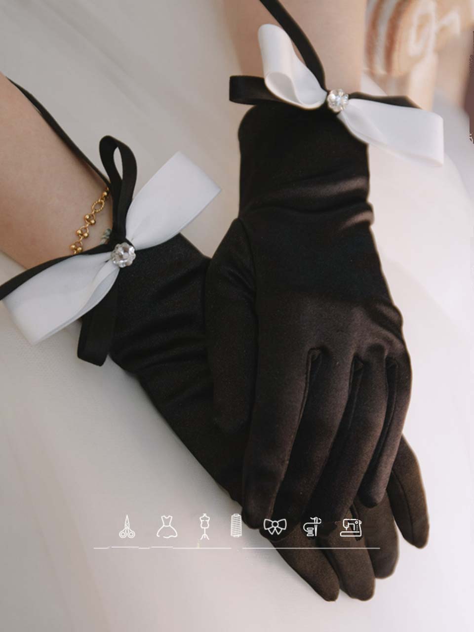指先まで美しく。運命のドレス姿を完成させる「魔法のアイテム」一生に一度の特別な日。ウェディングドレス姿をより美しく、よりエレガントに引き立てるためには、グローブ選びがとても重要です。当店のウェディンググローブは、花嫁様の手元を優しく包み込み...