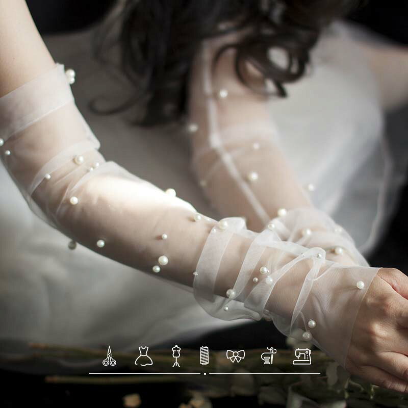 指先まで美しく。運命のドレス姿を完成させる「魔法のアイテム」一生に一度の特別な日。ウェディングドレス姿をより美しく、よりエレガントに引き立てるためには、グローブ選びがとても重要です。当店のウェディンググローブは、花嫁様の手元を優しく包み込み...