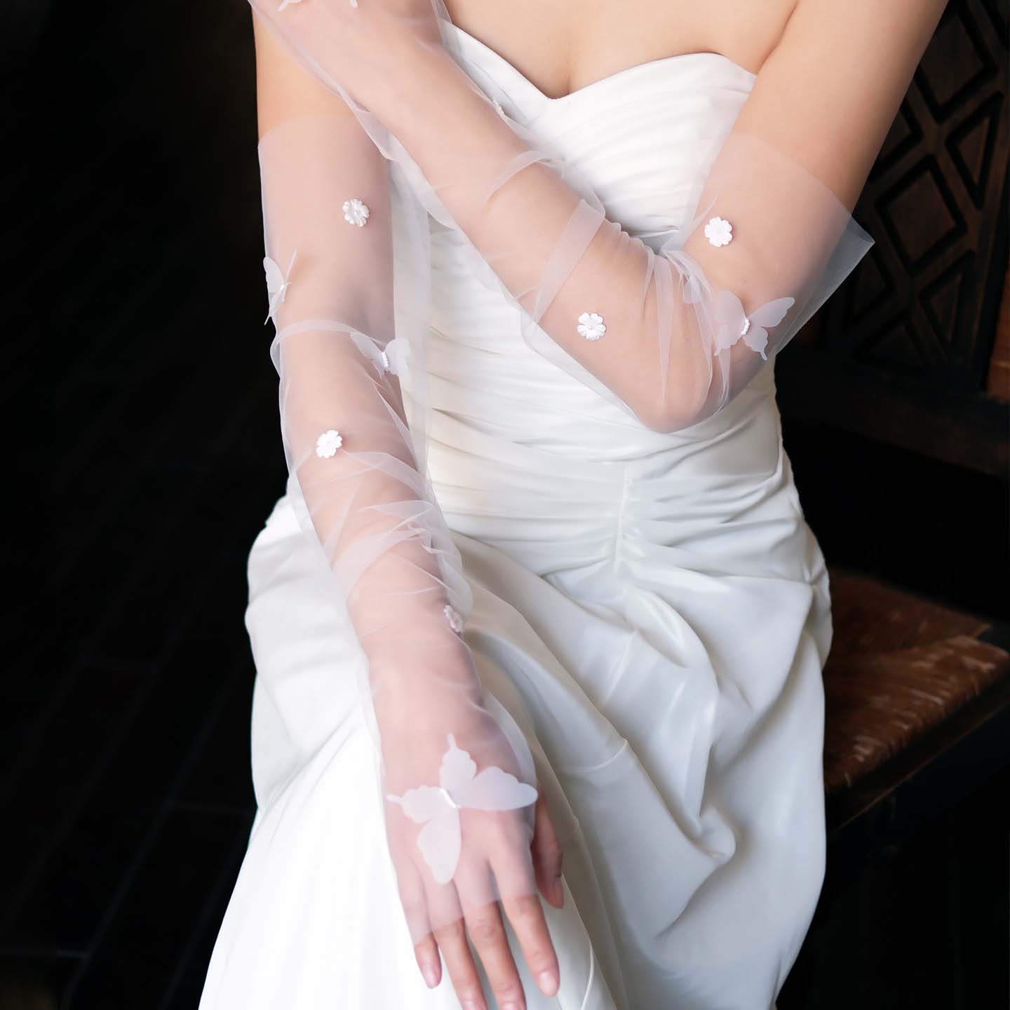 指先まで美しく。運命のドレス姿を完成させる「魔法のアイテム」一生に一度の特別な日。ウェディングドレス姿をより美しく、よりエレガントに引き立てるためには、グローブ選びがとても重要です。当店のウェディンググローブは、花嫁様の手元を優しく包み込み...