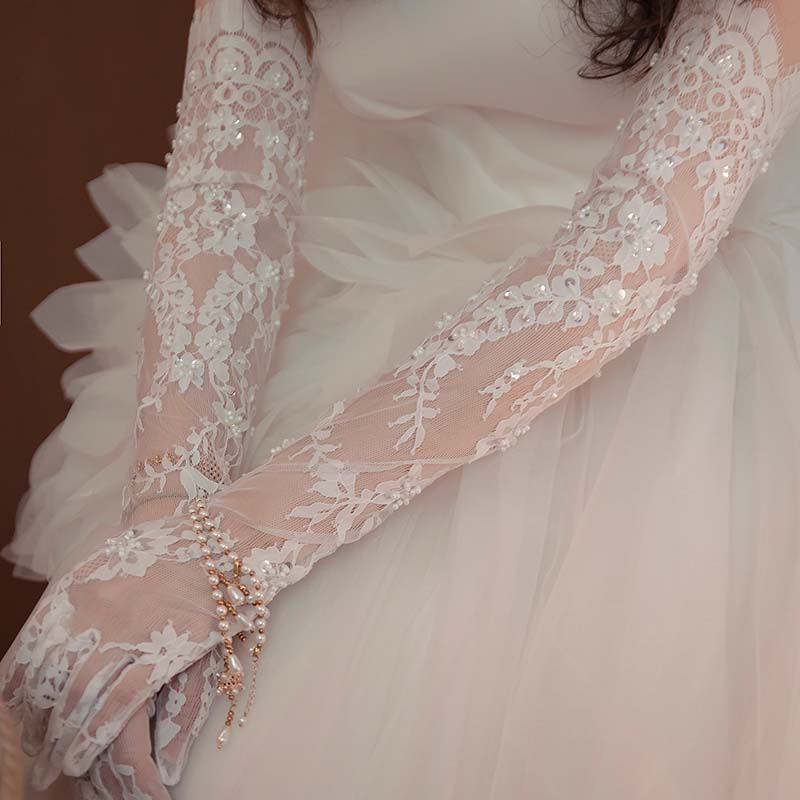 指先まで美しく。運命のドレス姿を完成させる「魔法のアイテム」一生に一度の特別な日。ウェディングドレス姿をより美しく、よりエレガントに引き立てるためには、グローブ選びがとても重要です。当店のウェディンググローブは、花嫁様の手元を優しく包み込み...